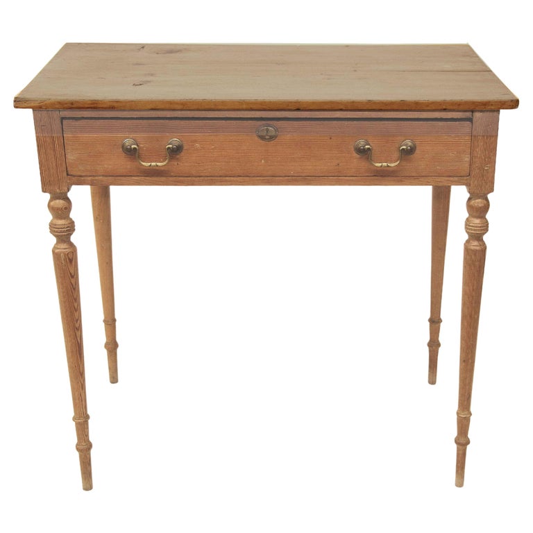 Table d'appoint à un tiroir en pin anglais En vente sur 1stDibs
