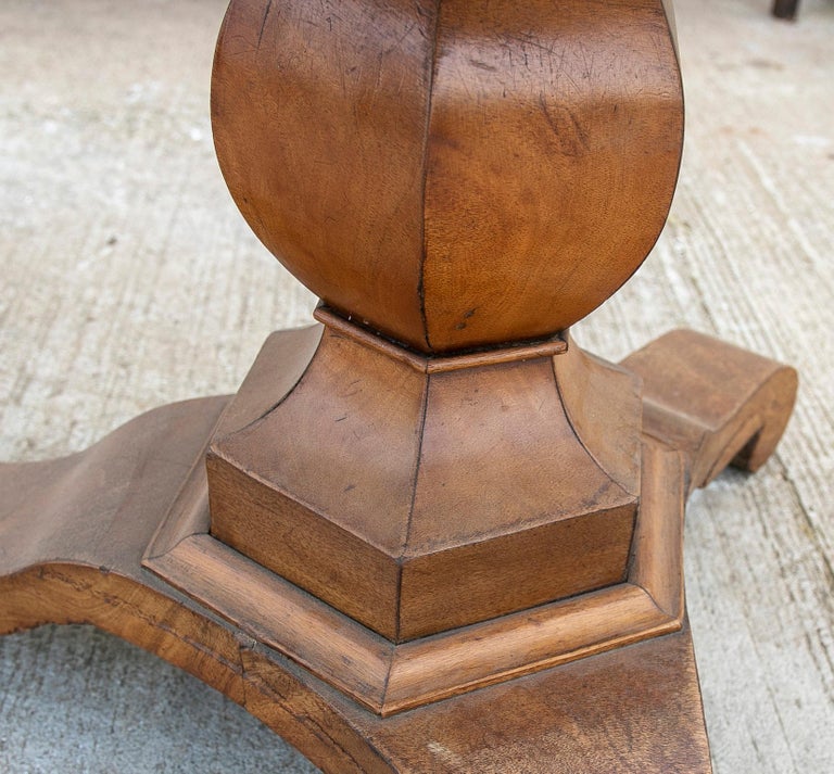 English Round Mahogany Table For Sale at 1stDibs