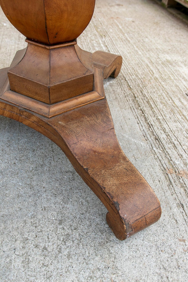 English Round Mahogany Table For Sale at 1stDibs