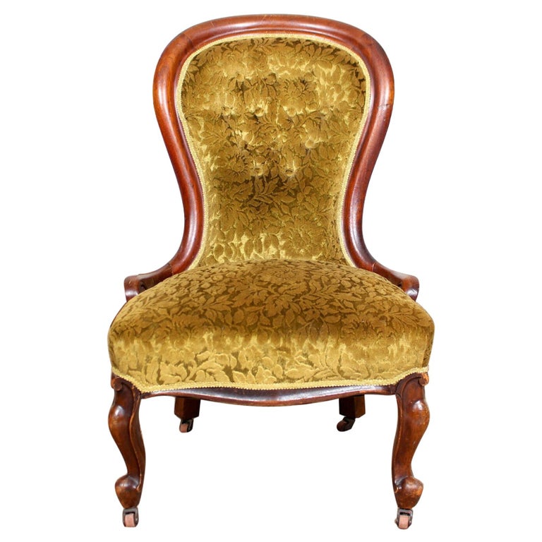 English Spoon Lounge Chair 19th Century Walnut Nursing Chair For Sale ...