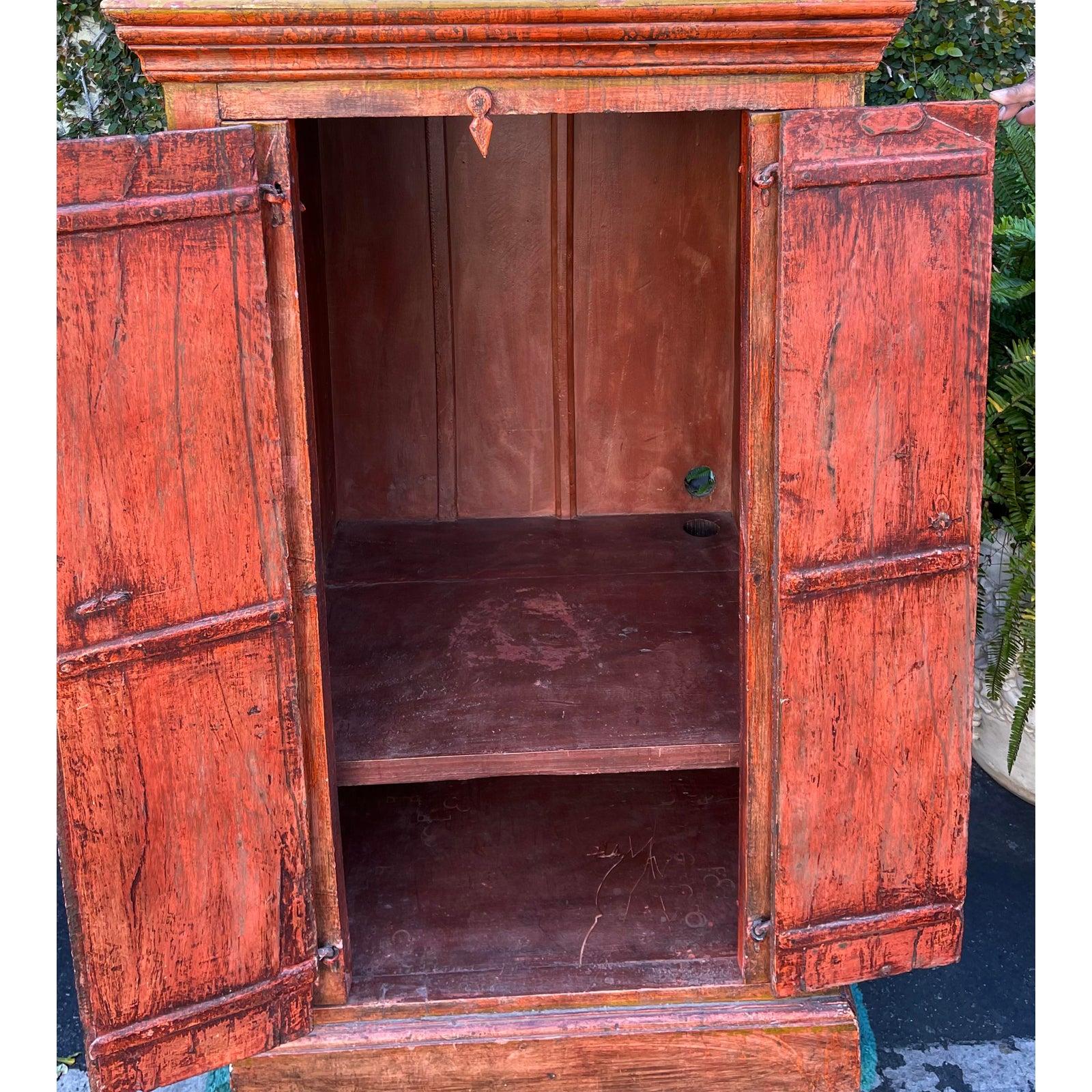 Armoire coloniale espagnole de style 18ème siècle de la société Equator ...