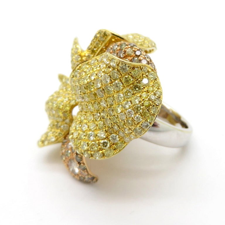 Estate 18 Karat Tricolor Gold Pave Diamond Flower Fashion Ring at 1stDibs