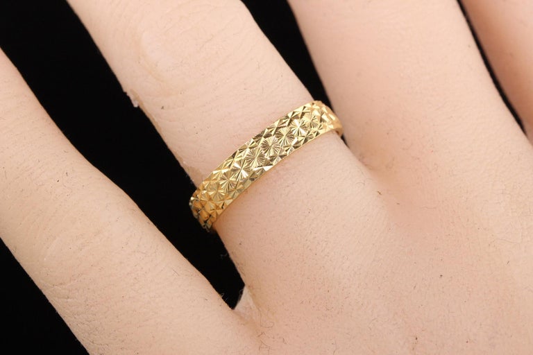 Estate Vintage 18K Yellow Gold Engraved Wedding Band For Sale at 1stDibs