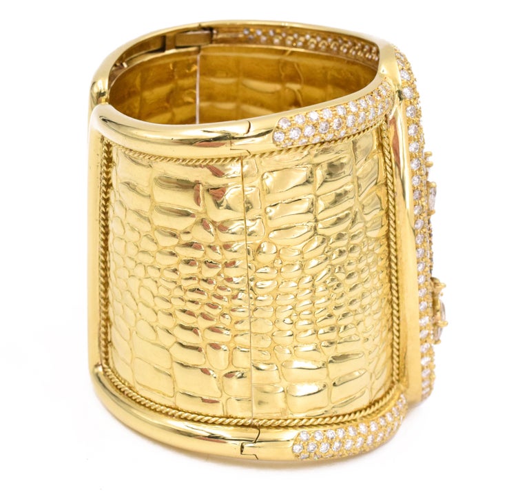 Etoile Diamond Cuff Watch Made in 18 Karat Yellow Gold For Sale at 1stDibs
