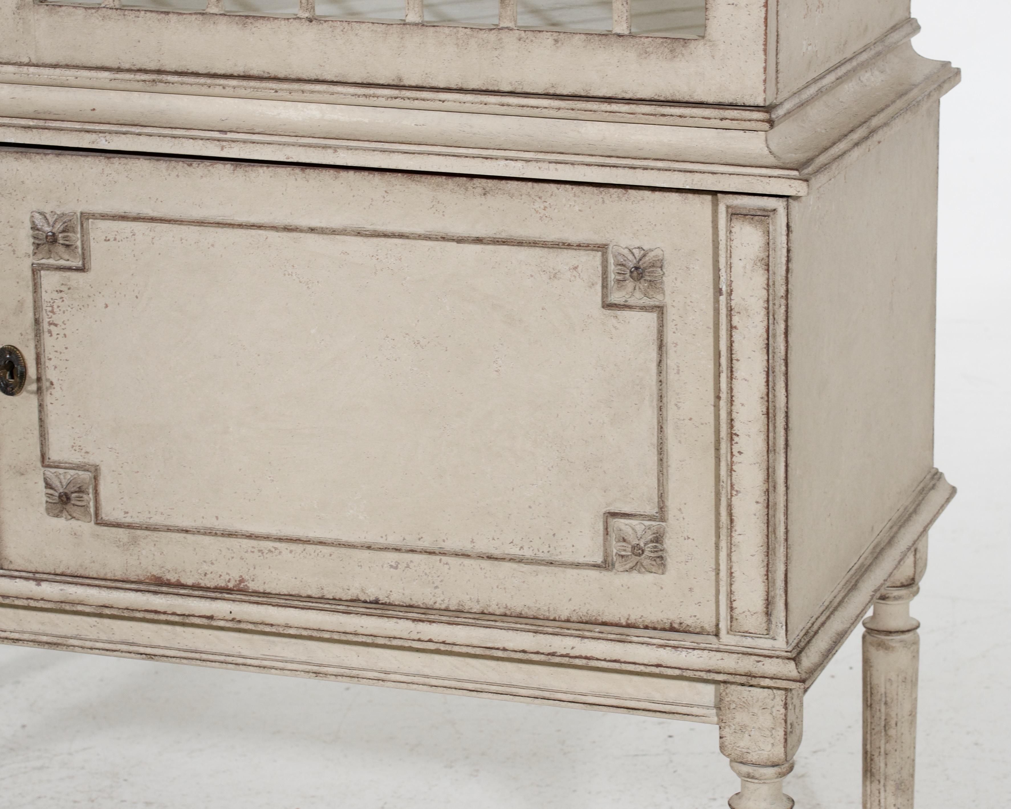 European two-parts vitrine cabinet, 20th C. For Sale at 1stDibs