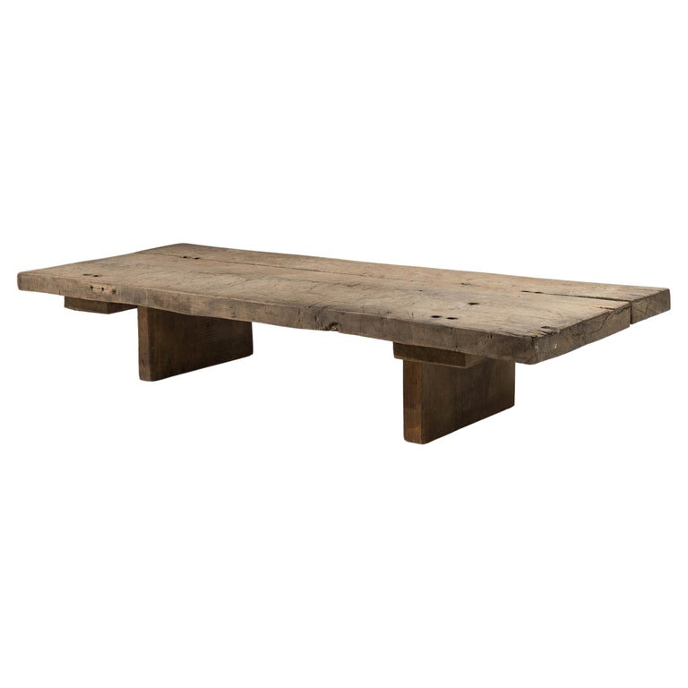 Exceptionnelle et lourde table basse rustique en chêne Wabi- Sabi avec ...