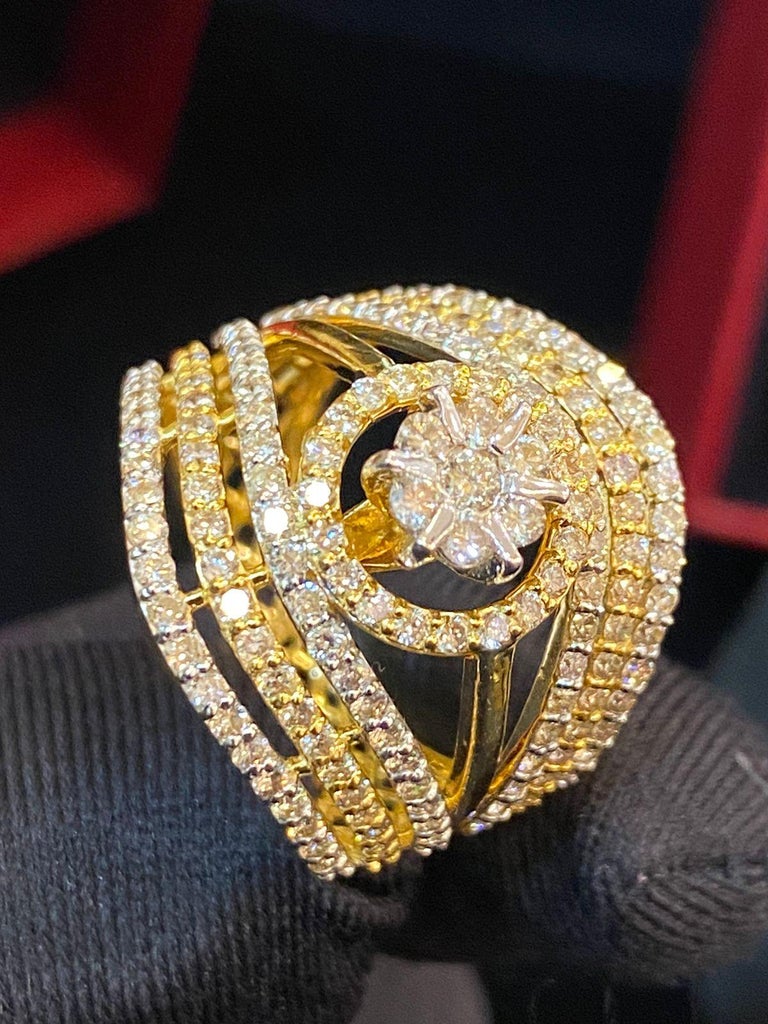 Exclusive Design for This Ring with Diamonds and Gold For Sale at 1stDibs
