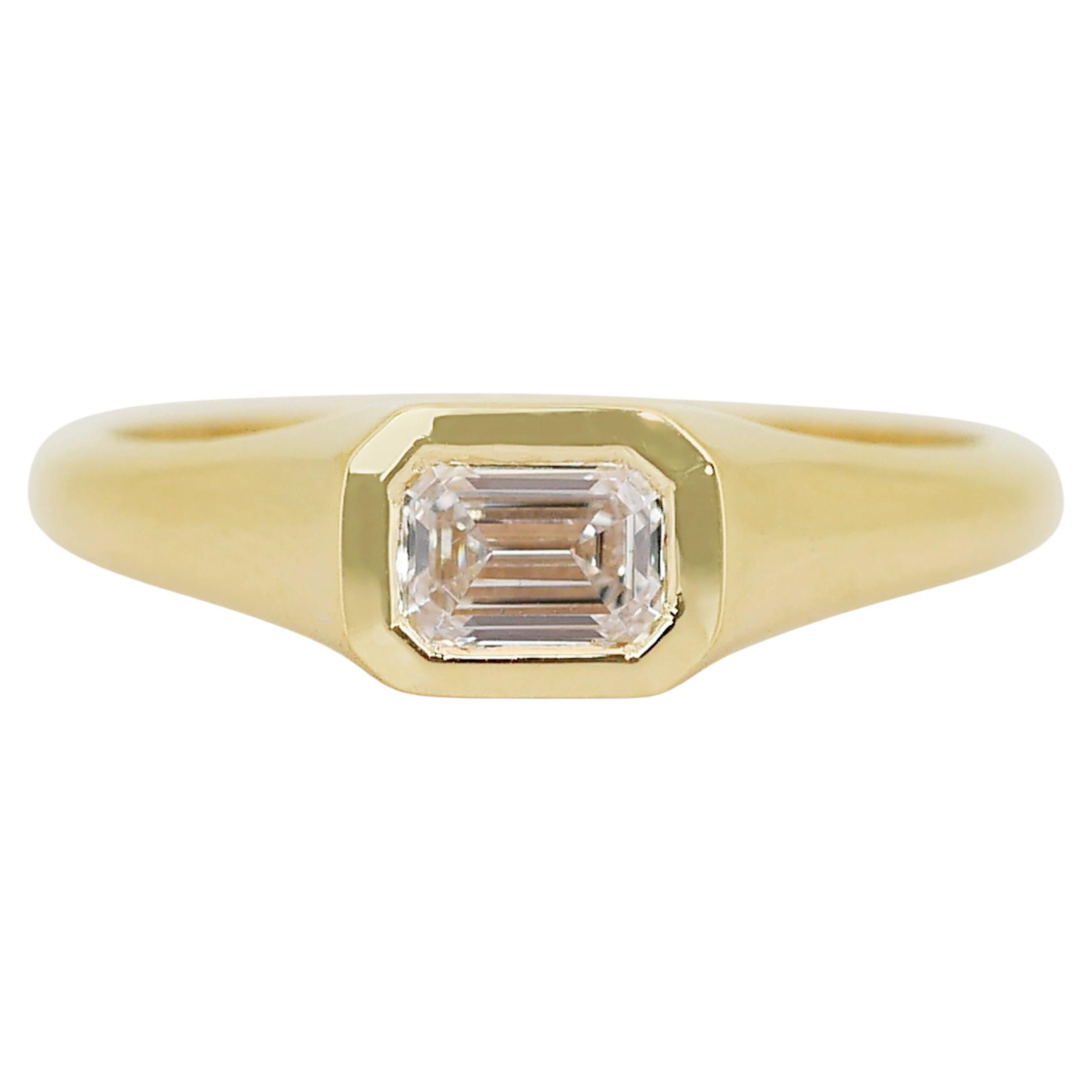 Exquisite 0.32ct Oval Diamond Solitaire Ring in 18K Yellow Gold For Sale at 1stDibs