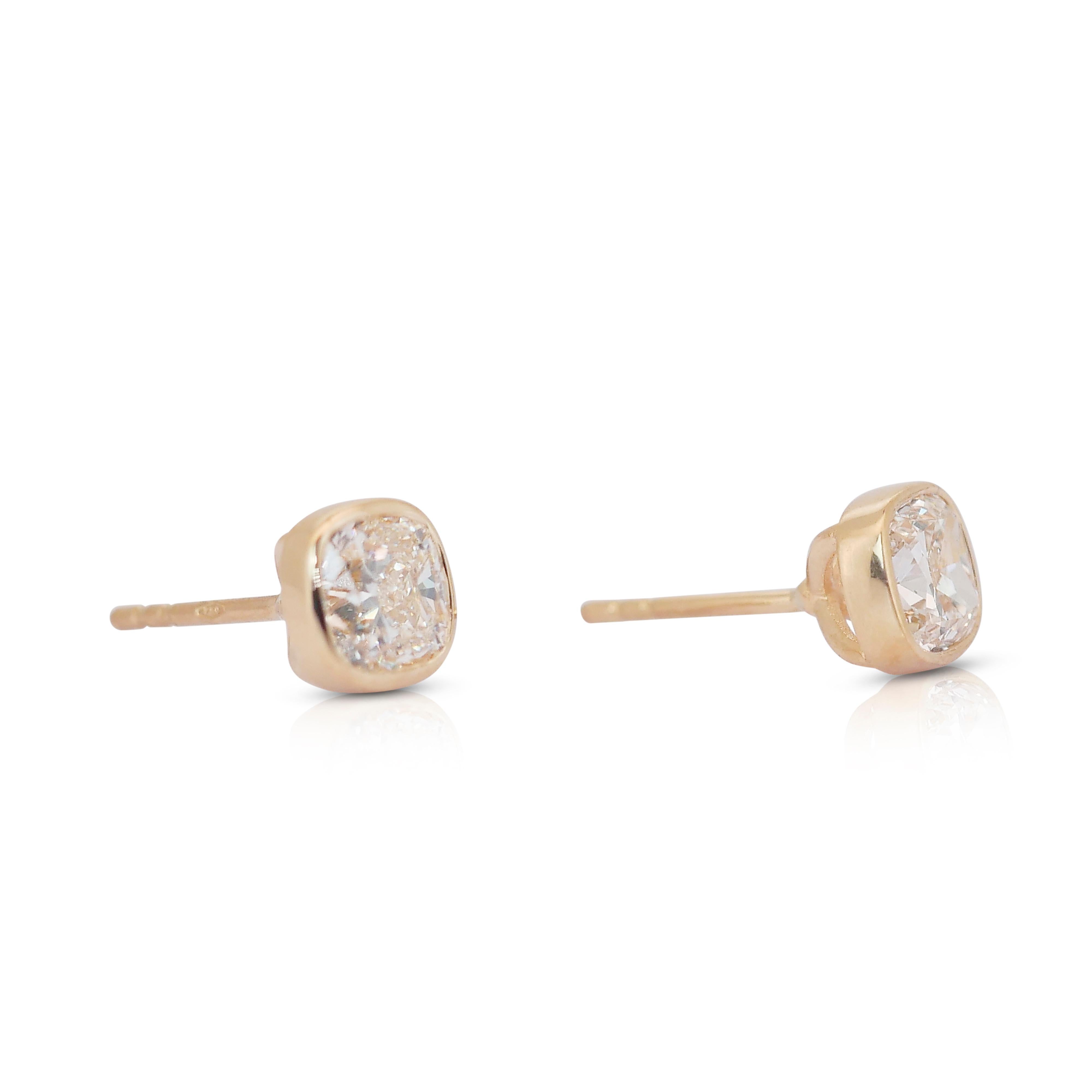 Exquisite 2.03ct Diamonds Stud Earrings in 18k Yellow Gold - IGI Certified For Sale at 1stDibs