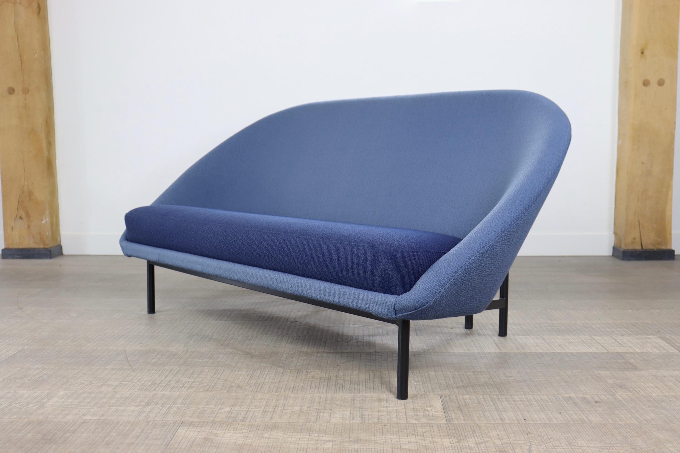 F115 Sofa in blue by Theo Ruth for Artifort, Netherlands, 1958 For Sale ...