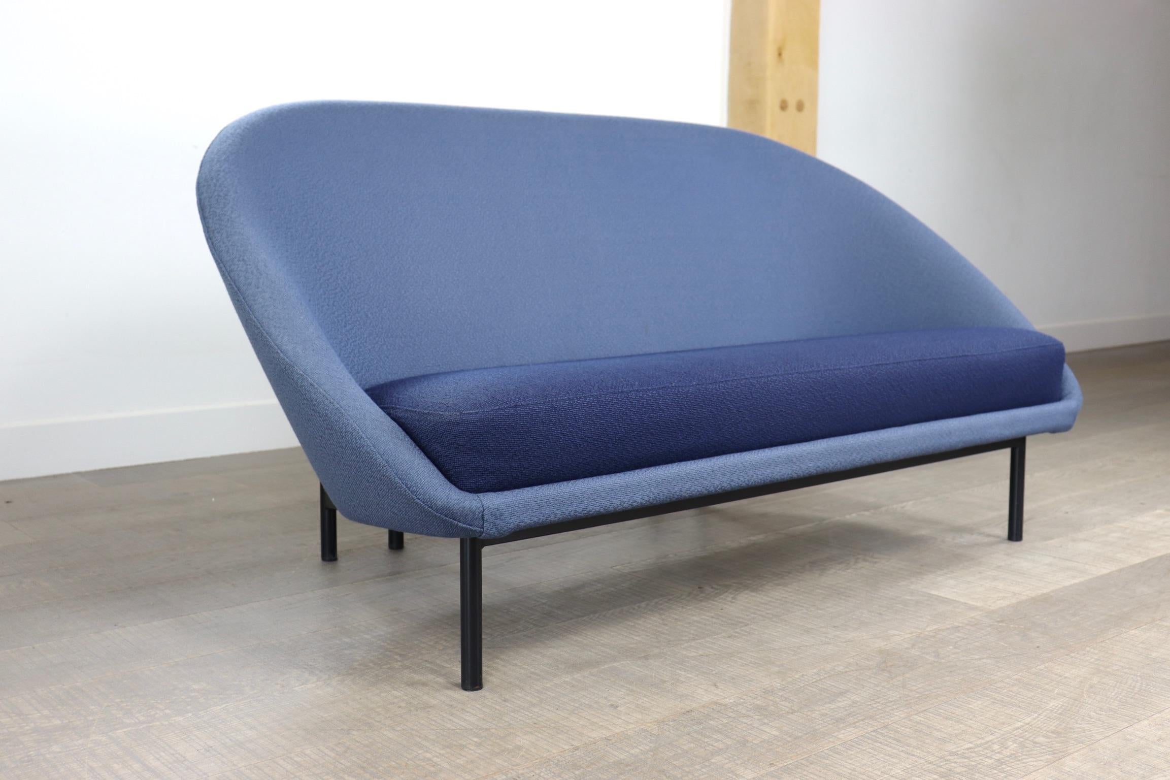 F115 Sofa in blue by Theo Ruth for Artifort, Netherlands, 1958 For Sale ...