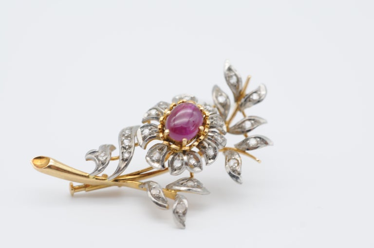 Fancy Brooch in 18k yellow gold and diamonds For Sale at 1stDibs