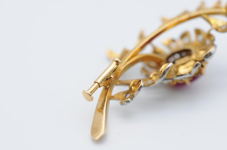 Fancy Brooch in 18k yellow gold and diamonds For Sale at 1stDibs