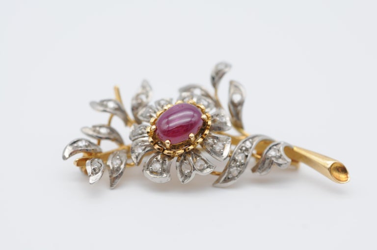 Fancy Brooch in 18k yellow gold and diamonds For Sale at 1stDibs