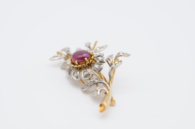 Fancy Brooch in 18k yellow gold and diamonds For Sale at 1stDibs