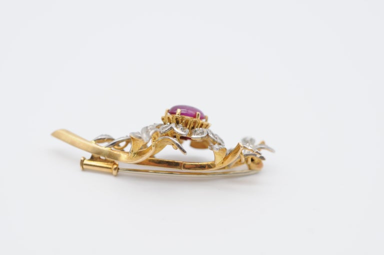 Fancy Brooch in 18k yellow gold and diamonds For Sale at 1stDibs