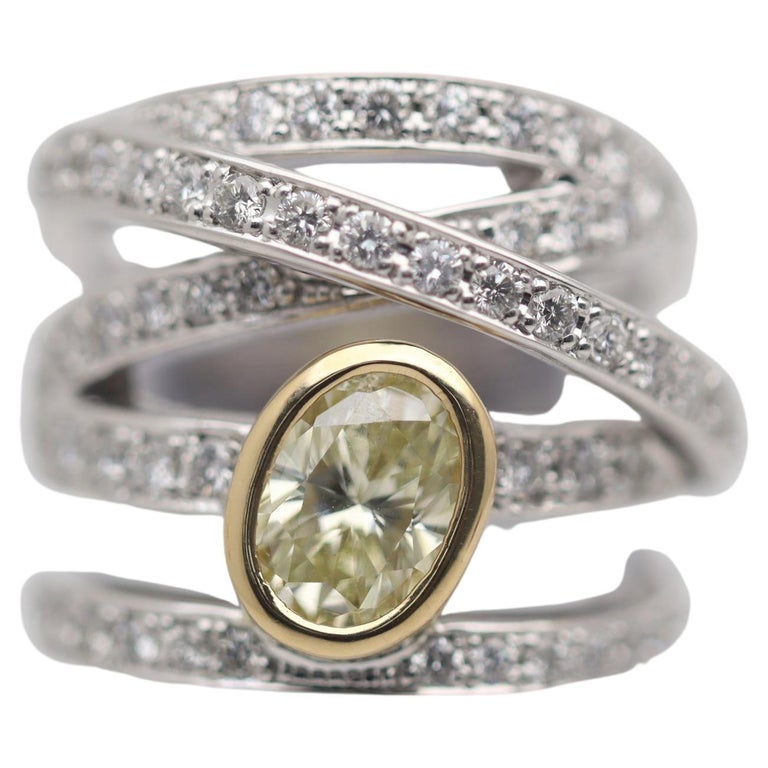 Ring aus Platin und Gold mit ausgefallenen gelben und weißen Diamanten ...