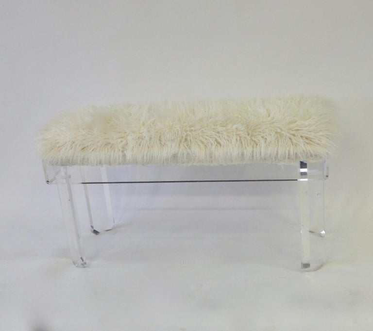 Acrylic Lucite bench upholstered in white faux fur For Sale at 1stDibs