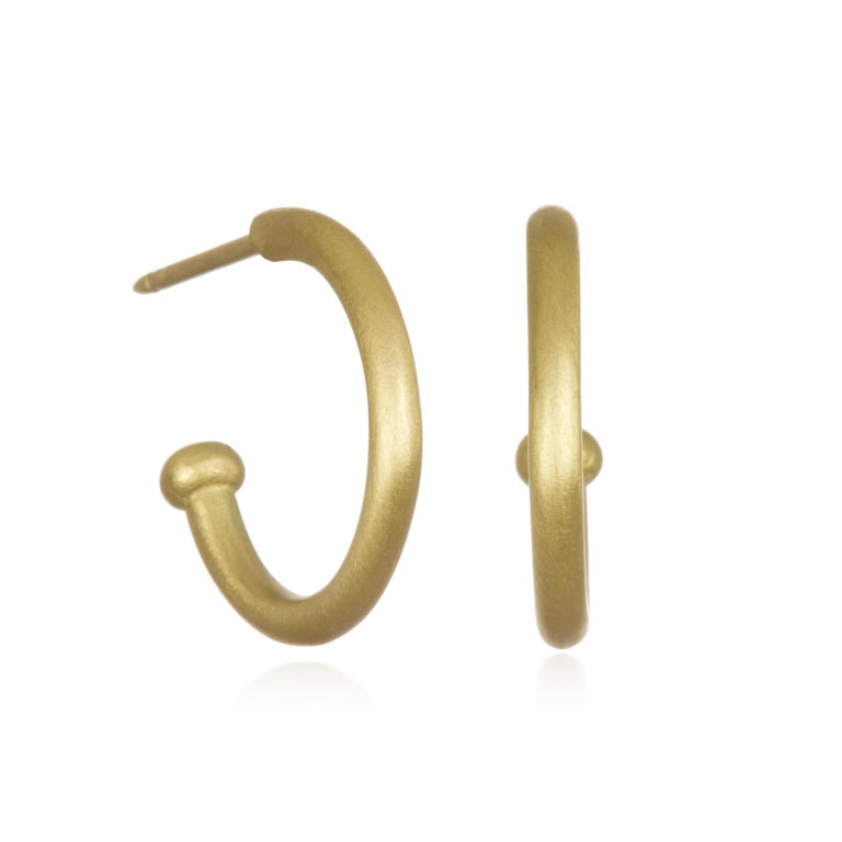 18 Karat Gold Creolen von Faye Kim mit blauen Saphir-Tropfen im Angebot bei 1stDibs