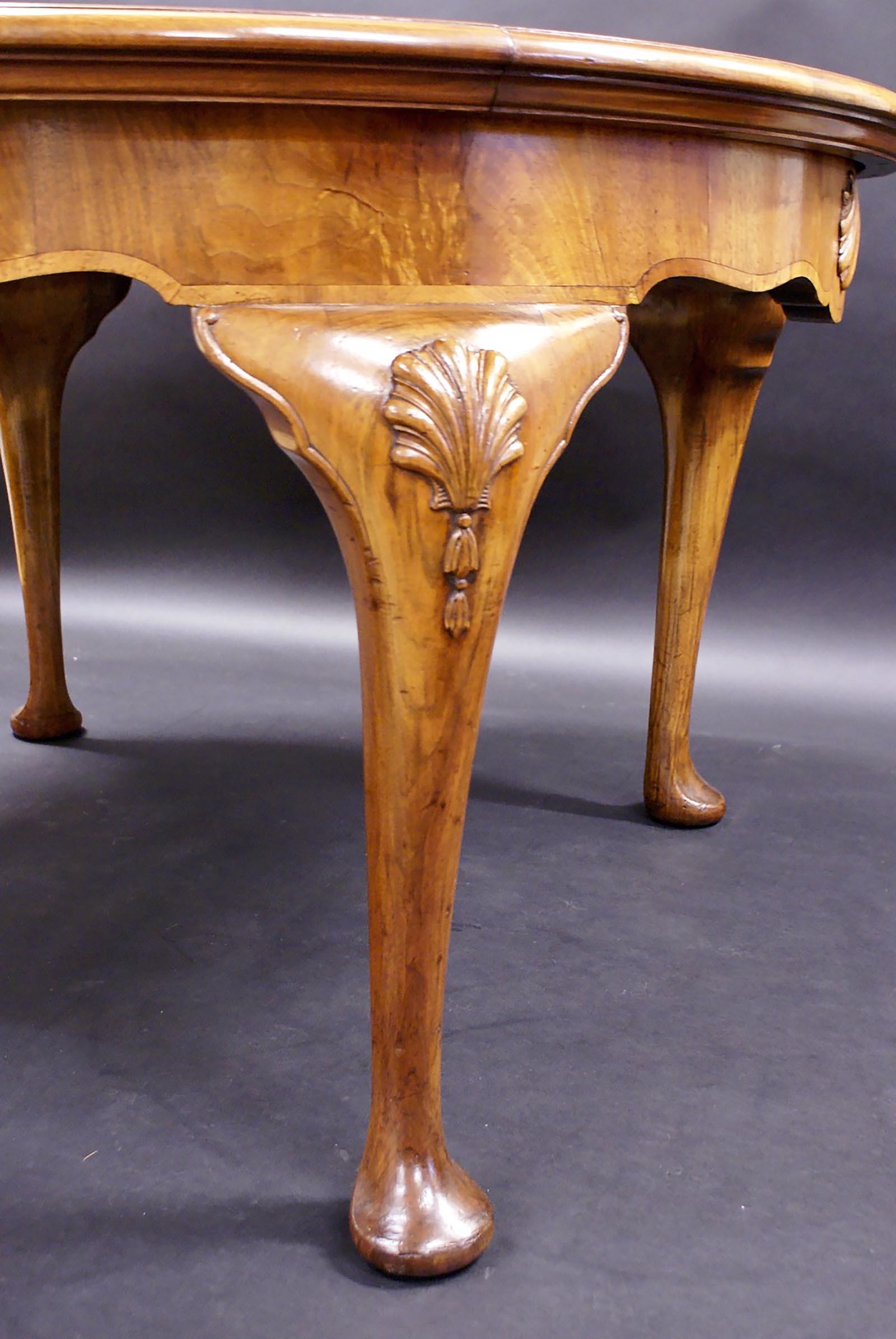 Figured Walnut Extending Circular Table by Gillows at 1stDibs