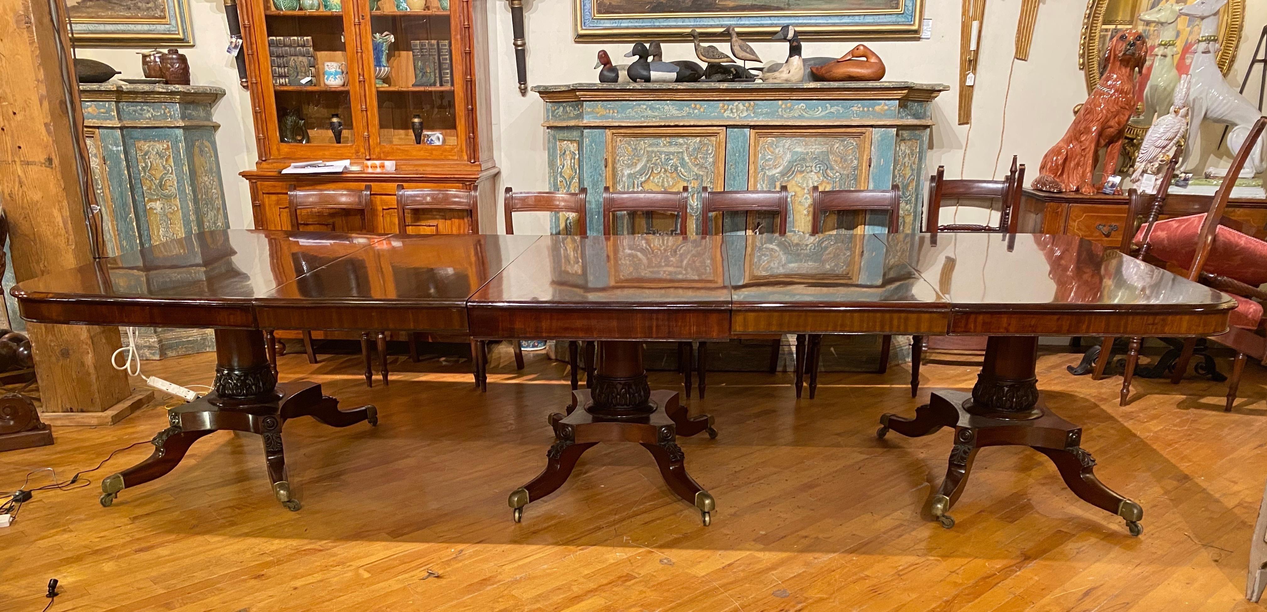 Raffinato tavolo da pranzo a tre piedistalli in mogano della Reggenza ...