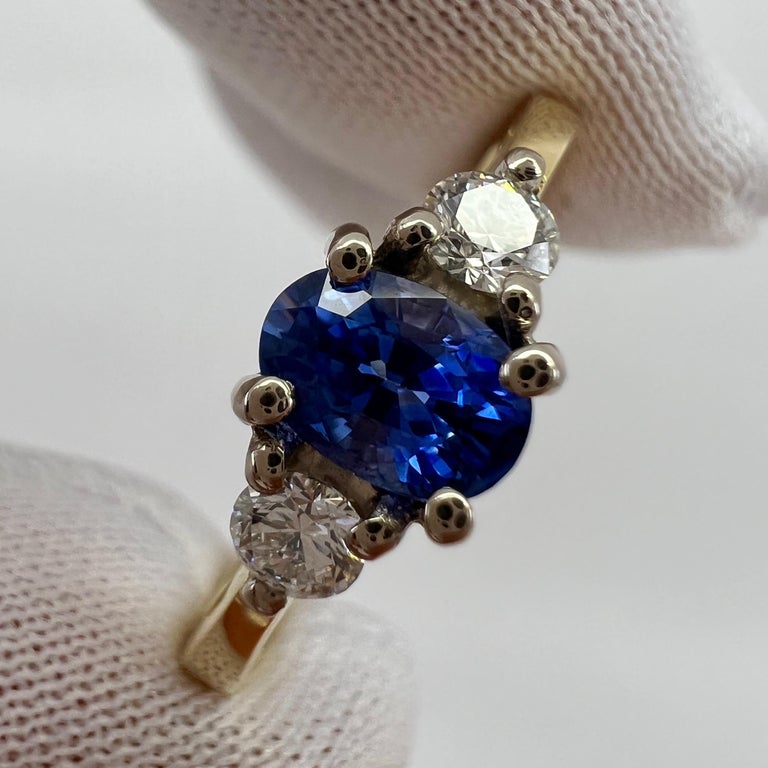 Fine Cornflower Blue Oval Ceylon Sapphire and Diamond Three Stone 18k Gold Ring For Sale at 1stDibs