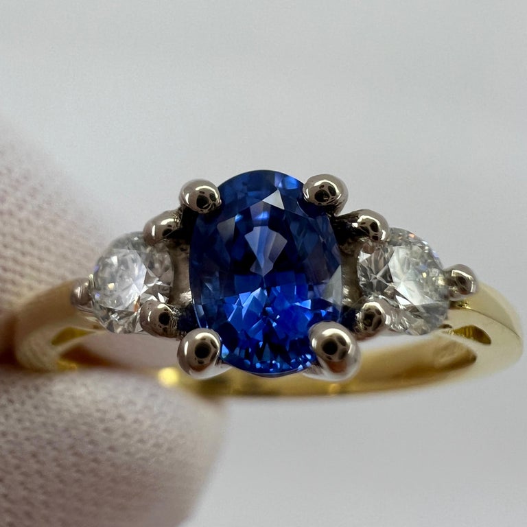 Fine Cornflower Blue Oval Ceylon Sapphire and Diamond Three Stone 18k Gold Ring For Sale at 1stDibs