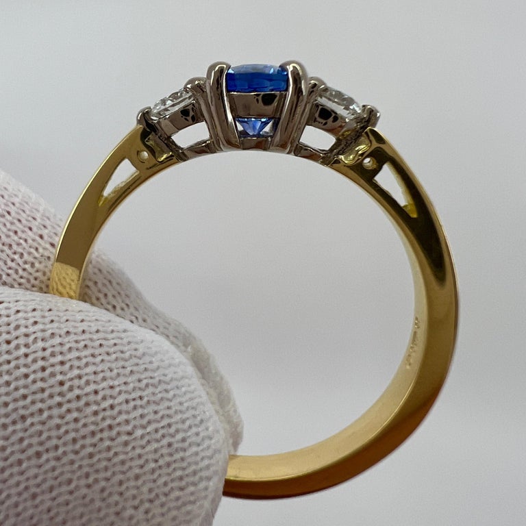Fine Cornflower Blue Oval Ceylon Sapphire and Diamond Three Stone 18k Gold Ring For Sale at 1stDibs
