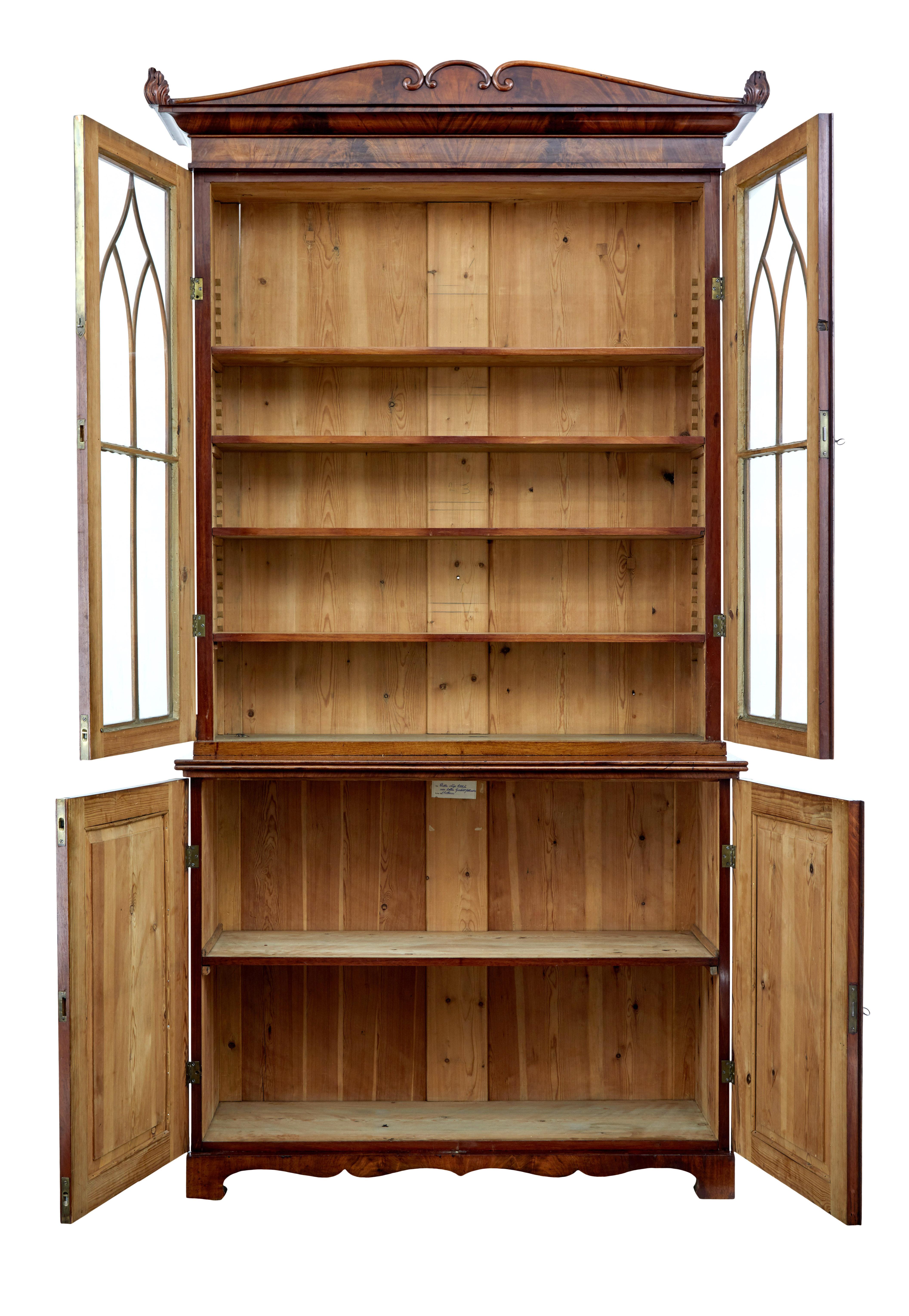 Fine quality early 19th century flame mahogany bookcase For Sale at 1stDibs