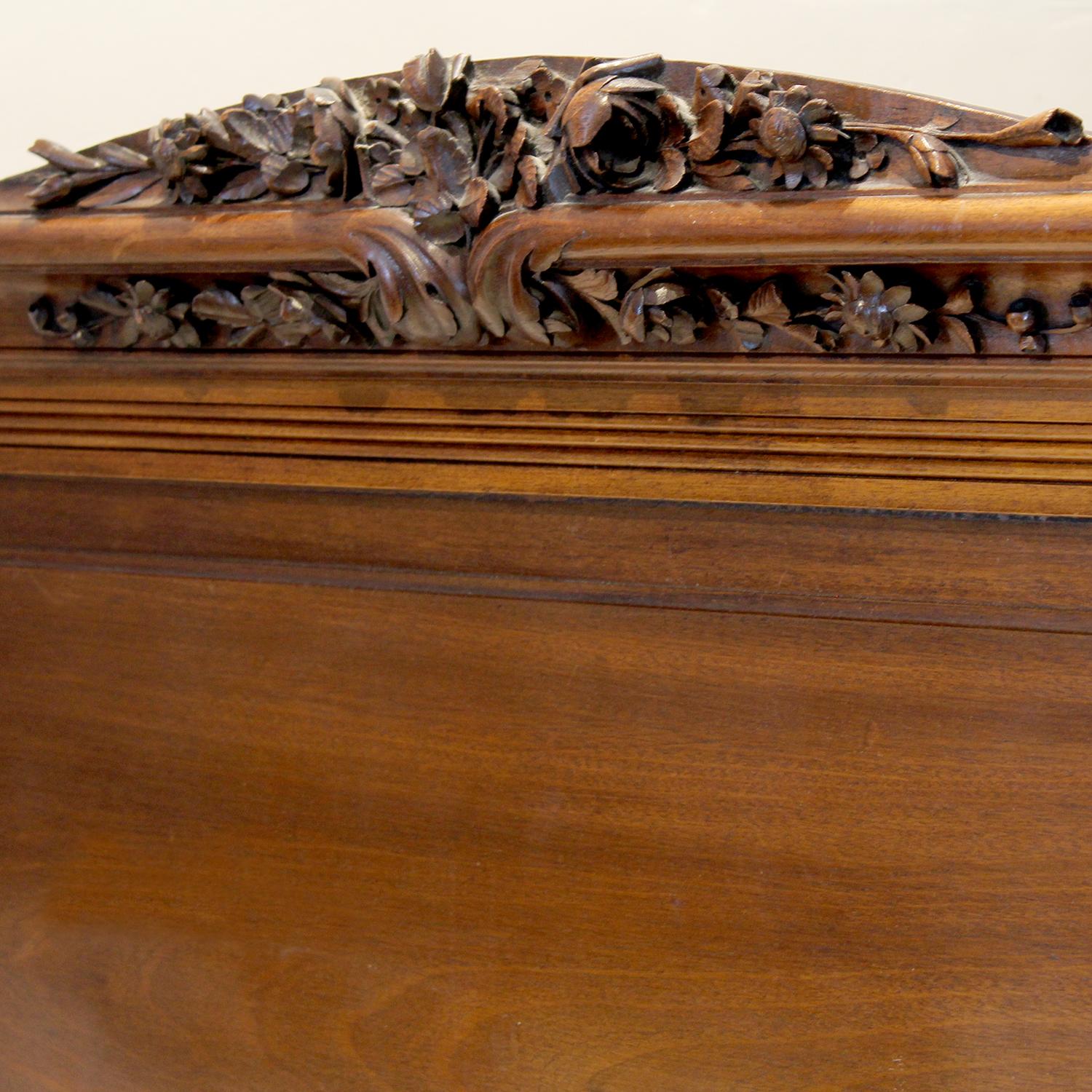 Fine Walnut Antique Bed WK176 For Sale at 1stDibs | king size antique bed