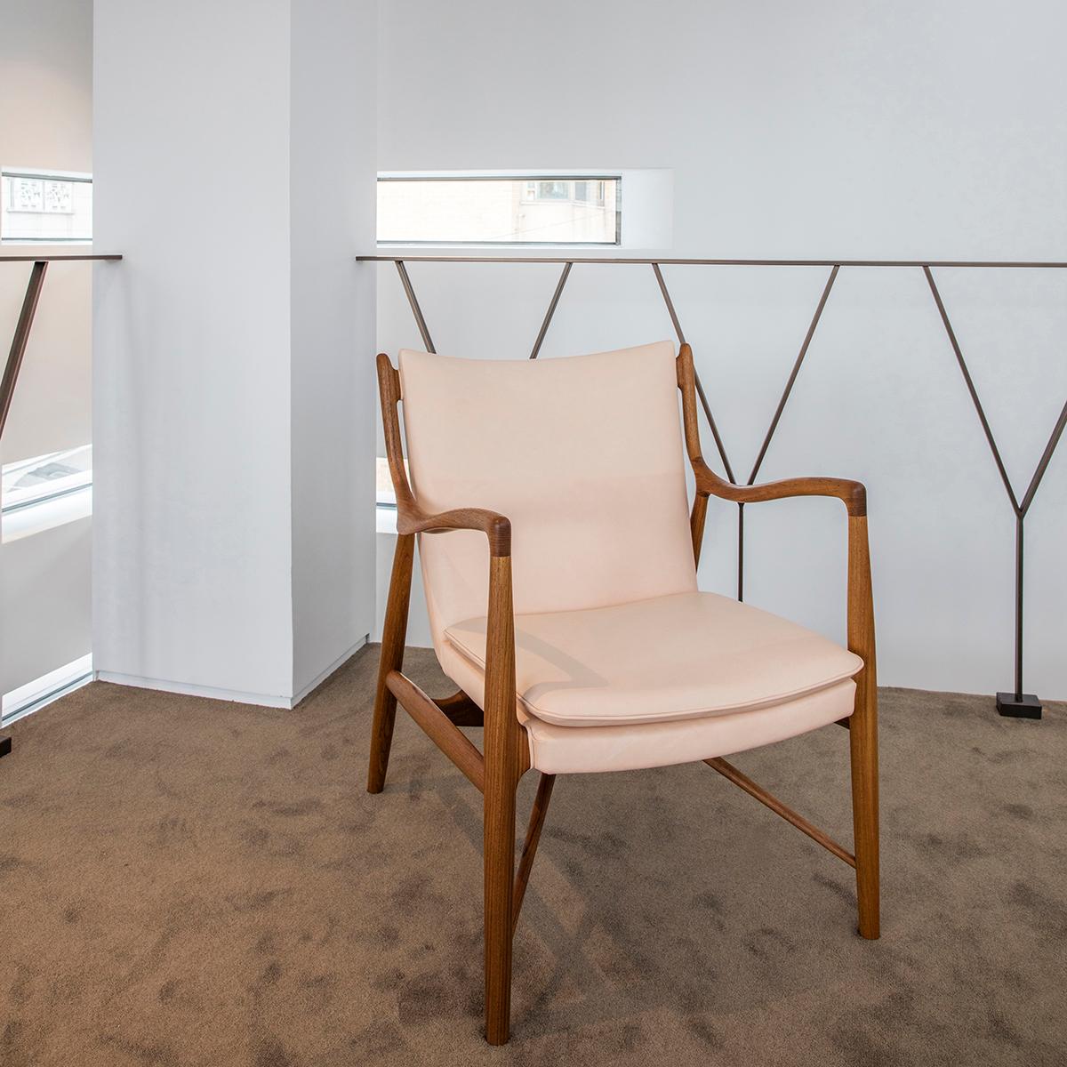 Finn Juhl 45 Chair Wood and Leather For Sale at 1stDibs