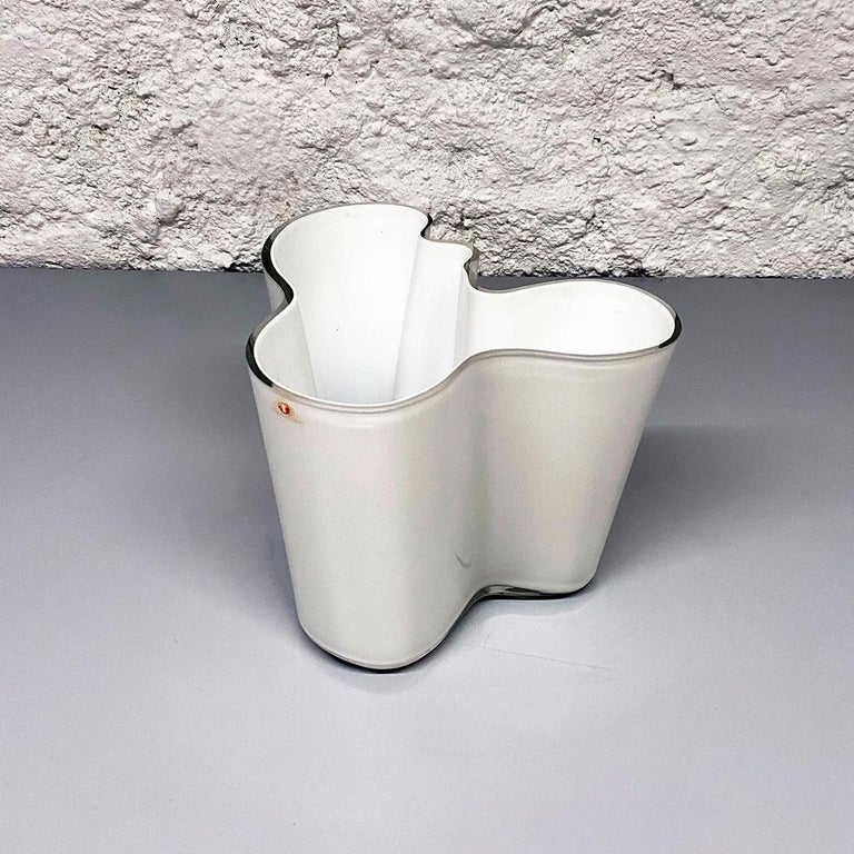 Finnish Mid-Century Modern Savoy Vase in Double White Glass by Alvar ...