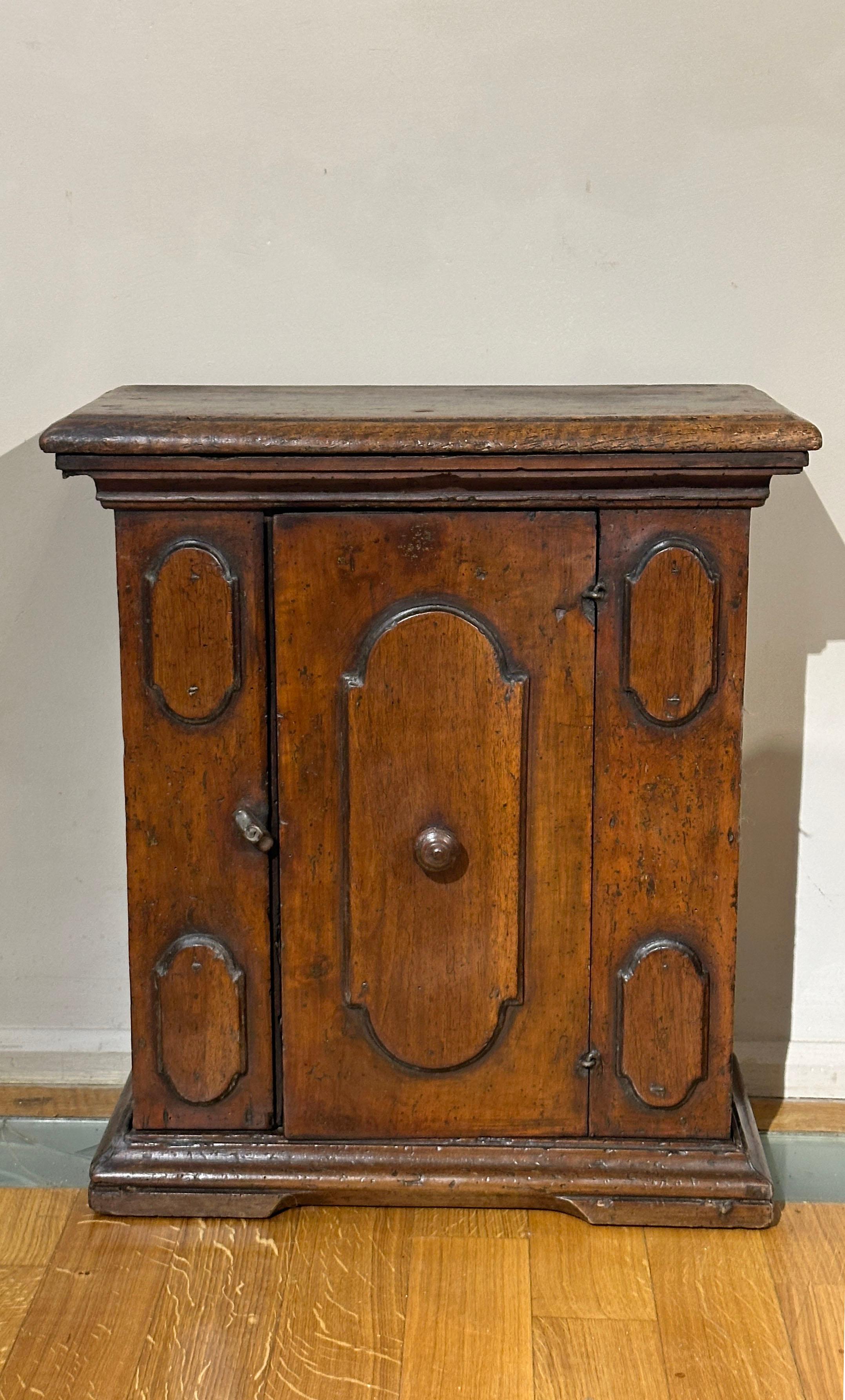 FIRST HALF OF THE 17th CENTURY SMALL SIDEBOARD IN WALNUT For Sale at ...