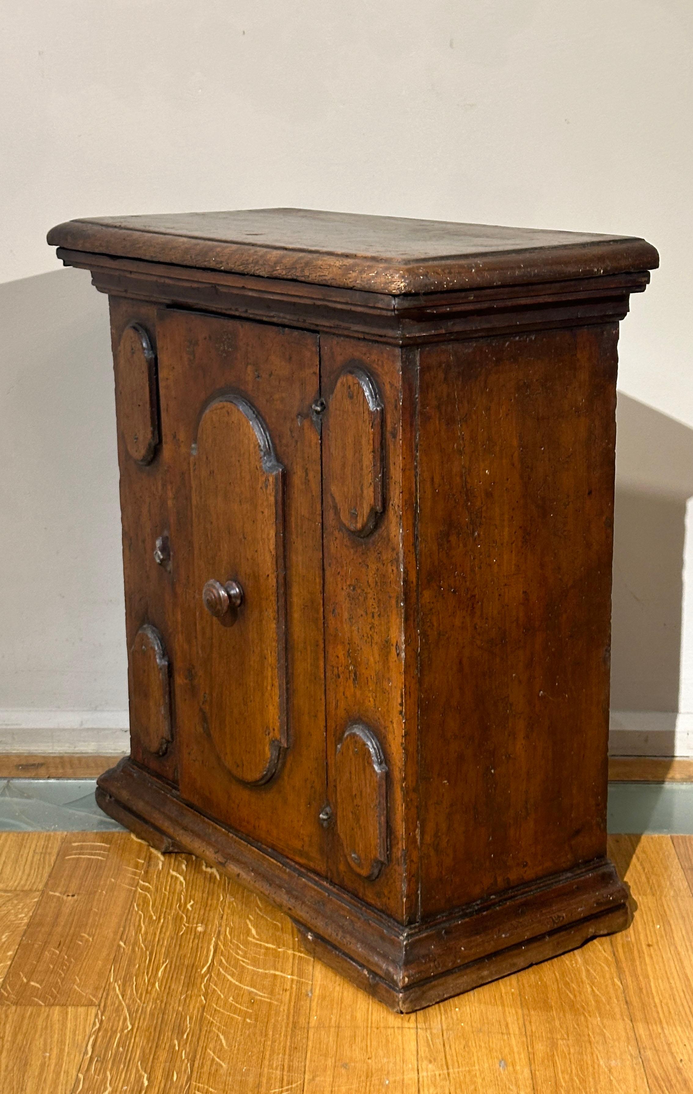FIRST HALF OF THE 17th CENTURY SMALL SIDEBOARD IN WALNUT For Sale at ...