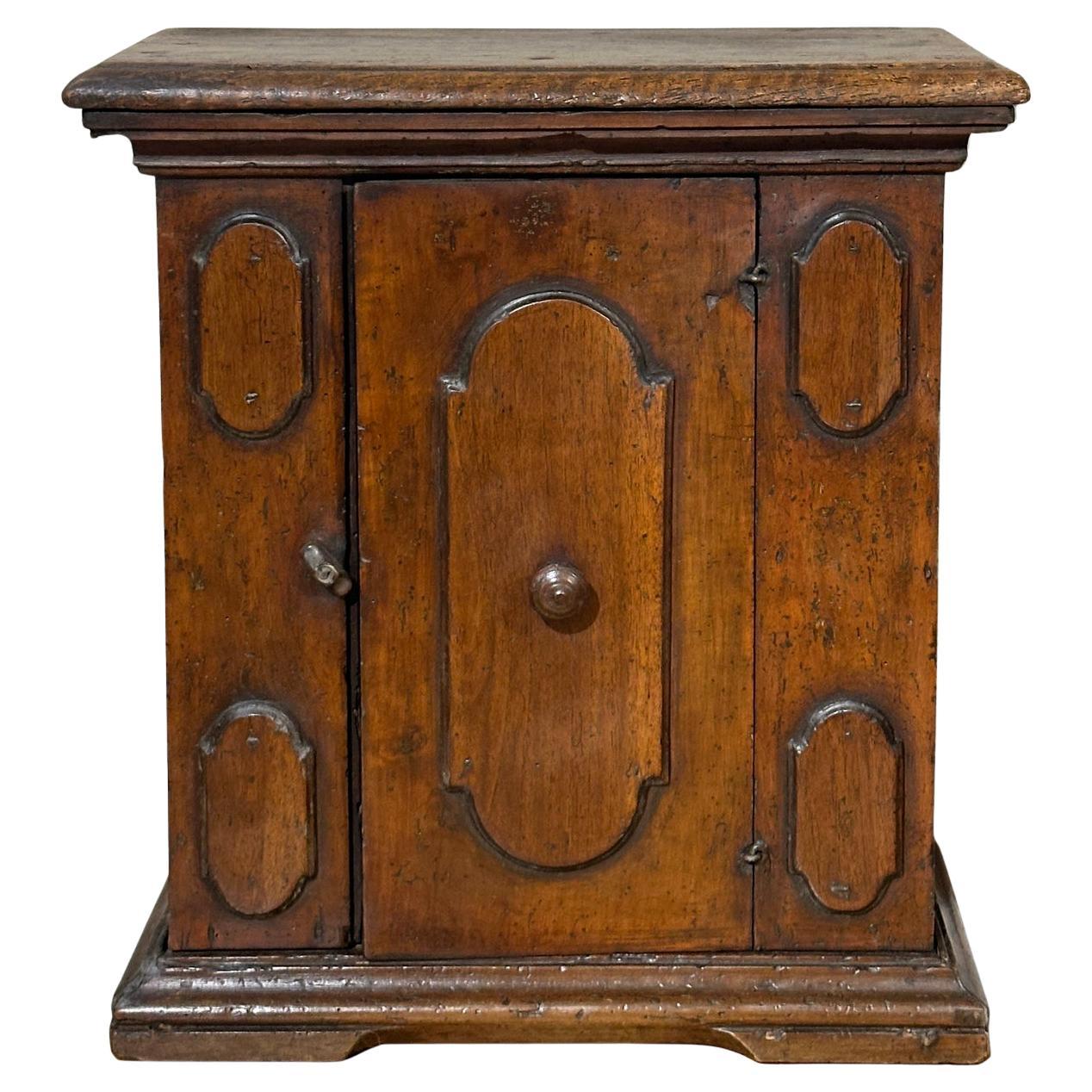 FIRST HALF OF THE 17th CENTURY SMALL SIDEBOARD IN WALNUT For Sale at ...