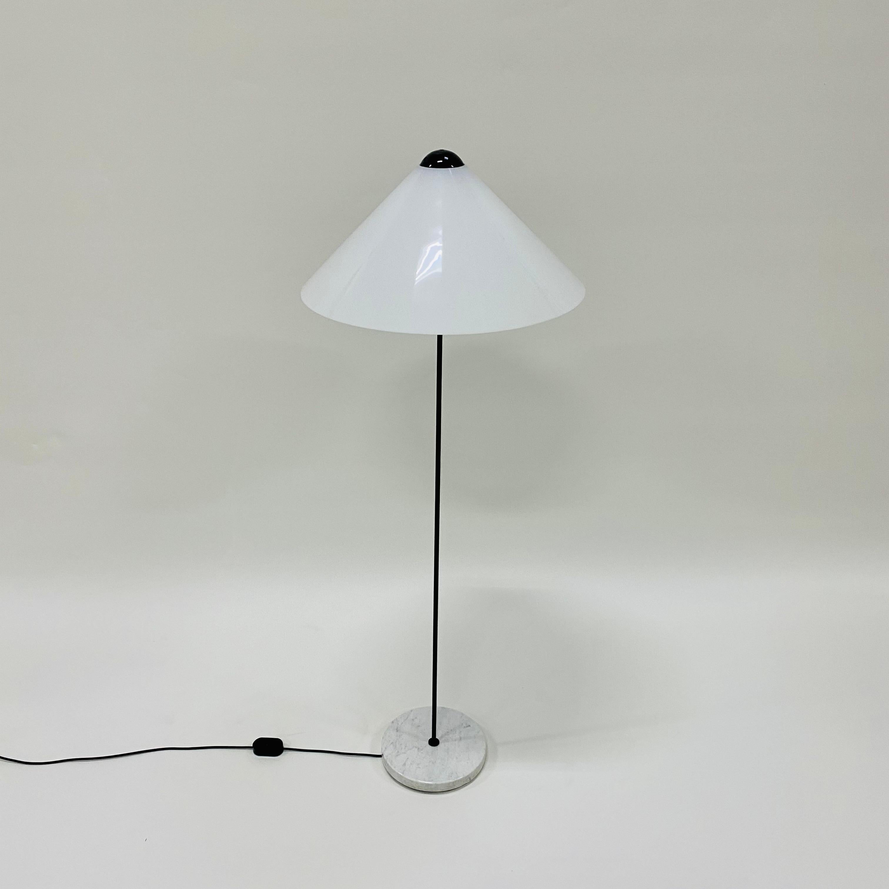 Lampada da terra "Snow" di Vico Magistretti per Oluce, Italia, anni '70 in vendita su 1stDibs