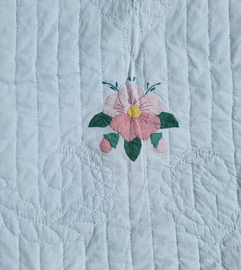 Floral Bouquet and Bow Applique Quilt For Sale at 1stDibs