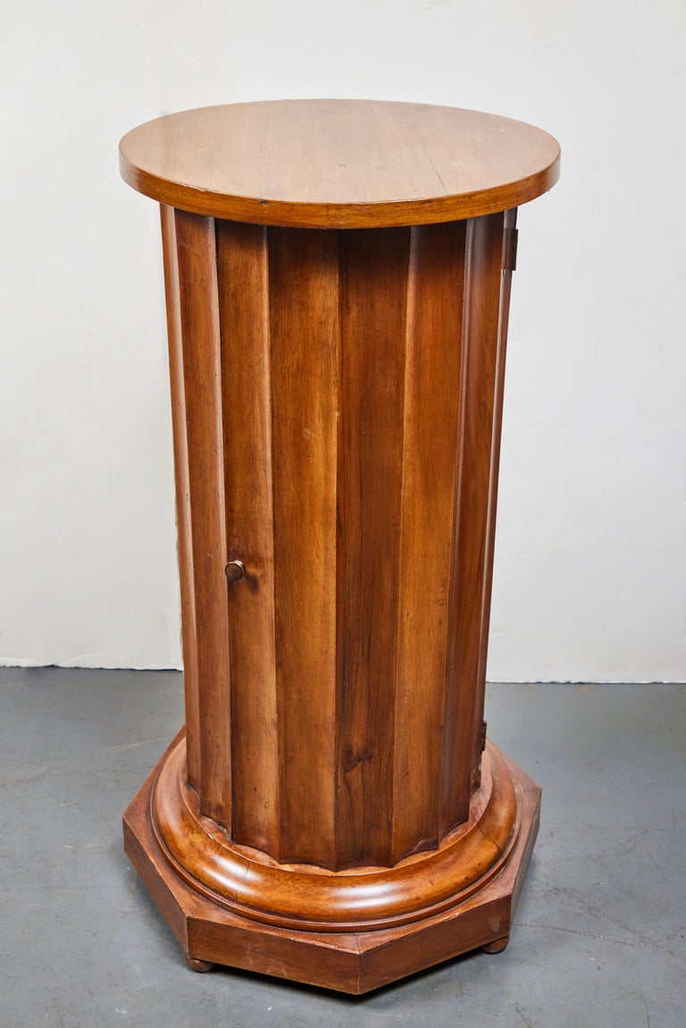 Fluted Pedestal Table For Sale at 1stDibs