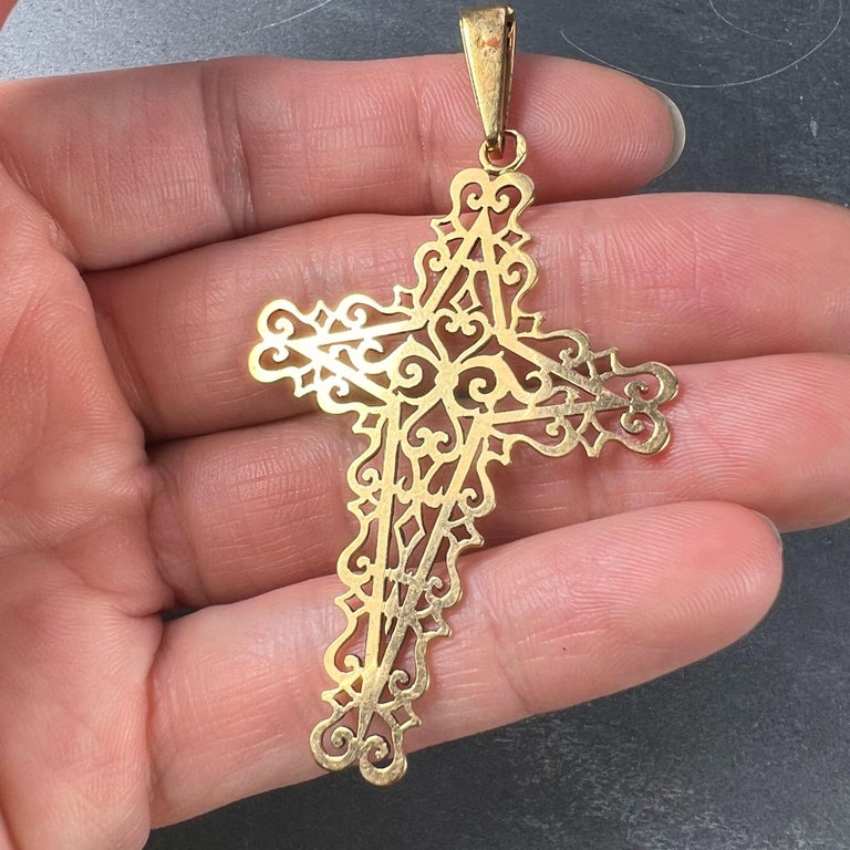 French, 18K Yellow Gold Filigree Cross Pendant For Sale at 1stDibs