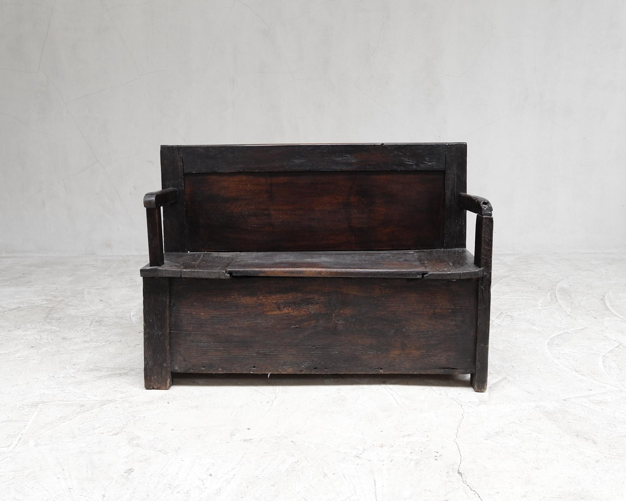 French 18th Century Auvergne Chestnut Settle Bench For Sale at 1stDibs
