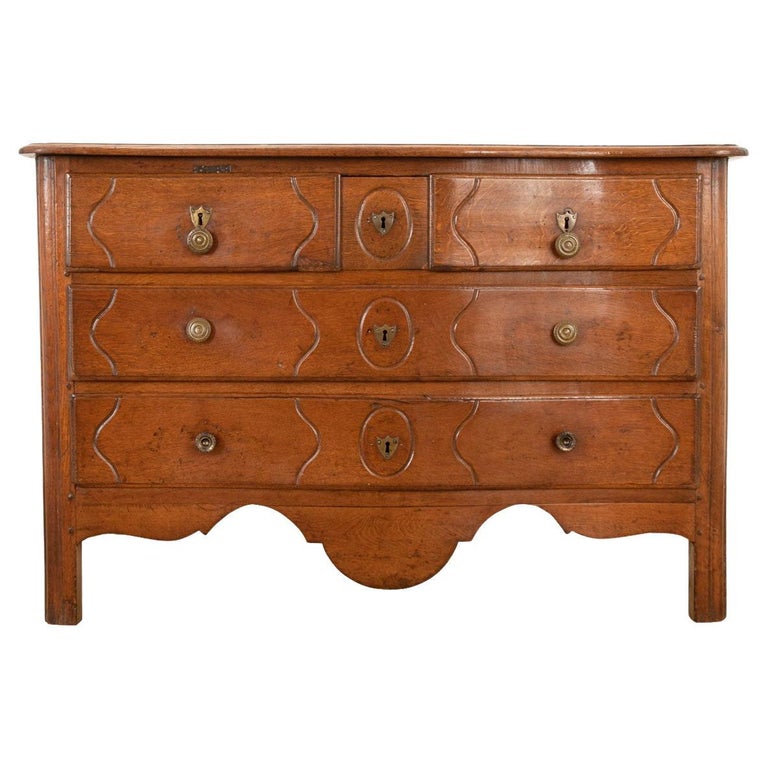 Französische Kommode aus massivem Eichenholz aus dem 18. im Angebot bei ...