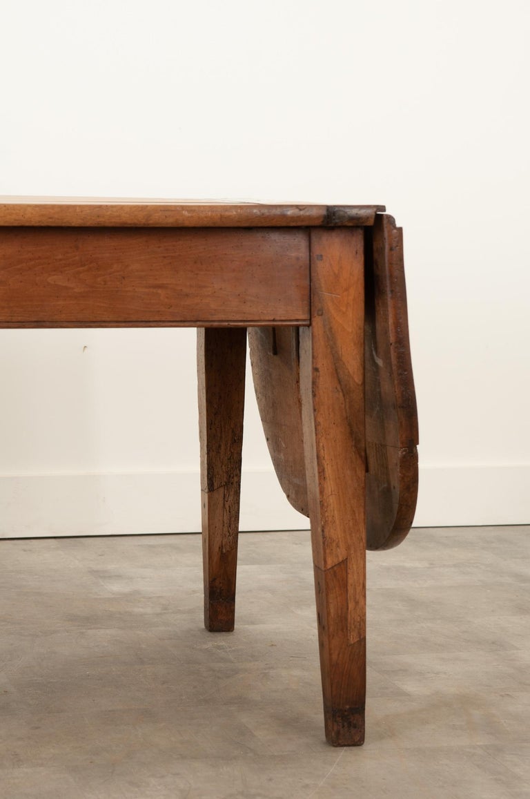 French 18th Century Walnut Drop Leaf Dining Table For Sale at 1stDibs