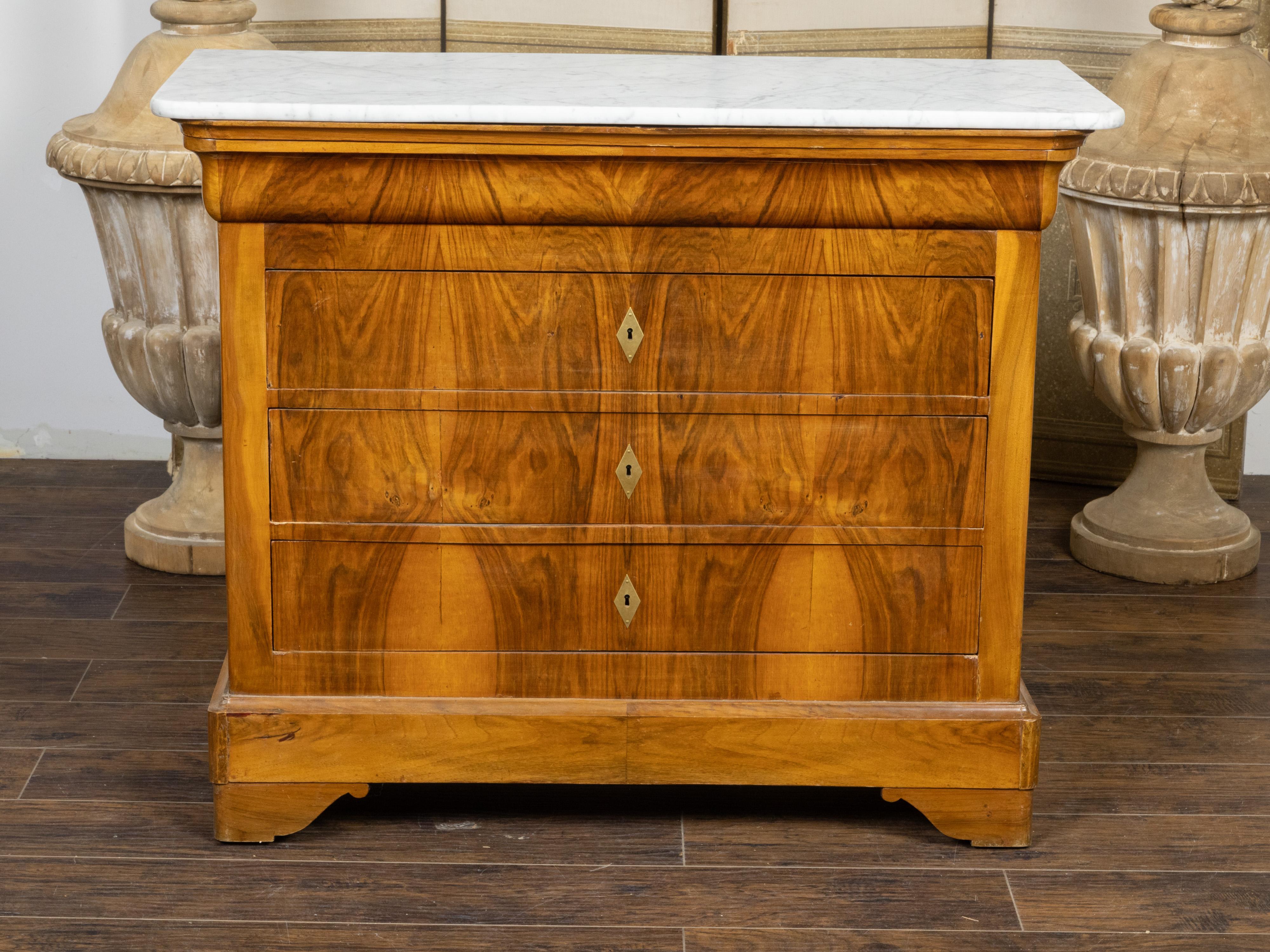 Commode Louis-Philippe du XIXe siècle à quatre tiroirs en noyer avec ...