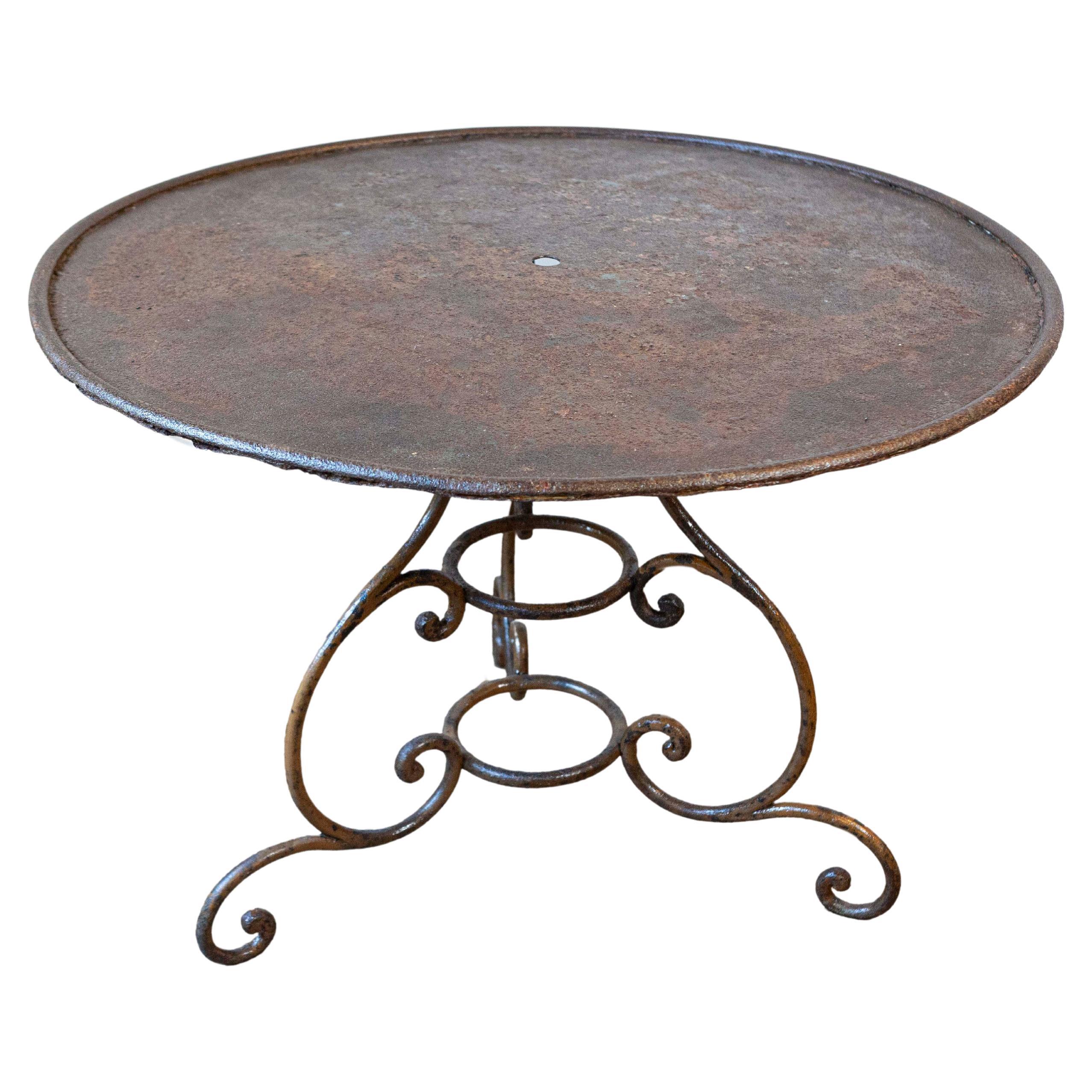 French 19th Century Round Iron Garden Table with Scrolling Base and Rusty Finish For Sale at 1stDibs