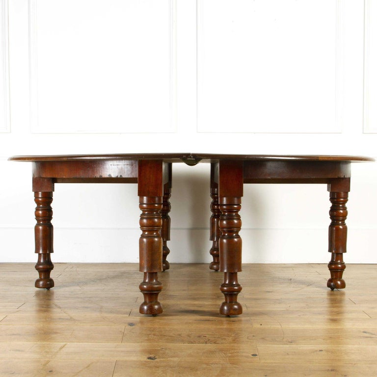 French 19th Century Walnut Round Table For Sale at 1stDibs