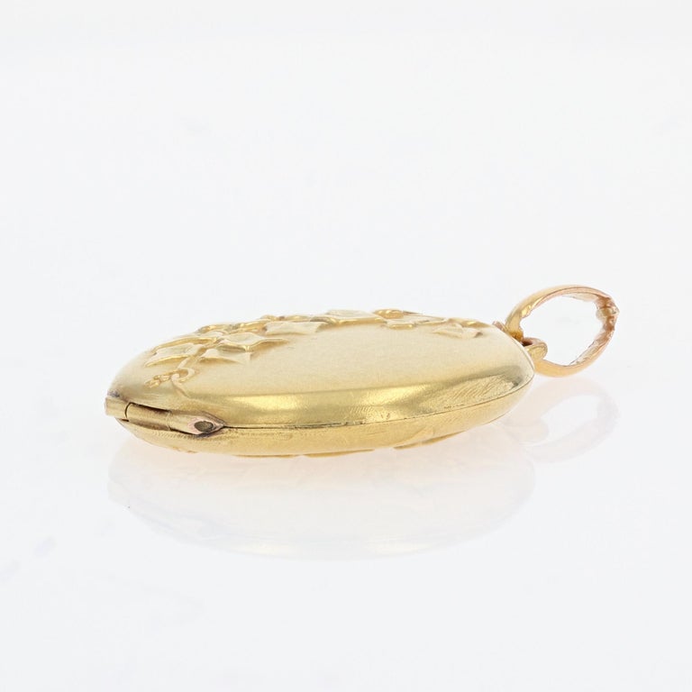 French 20th Century 18 Karat Yellow Gold Ivy Leaves Medallion For Sale ...