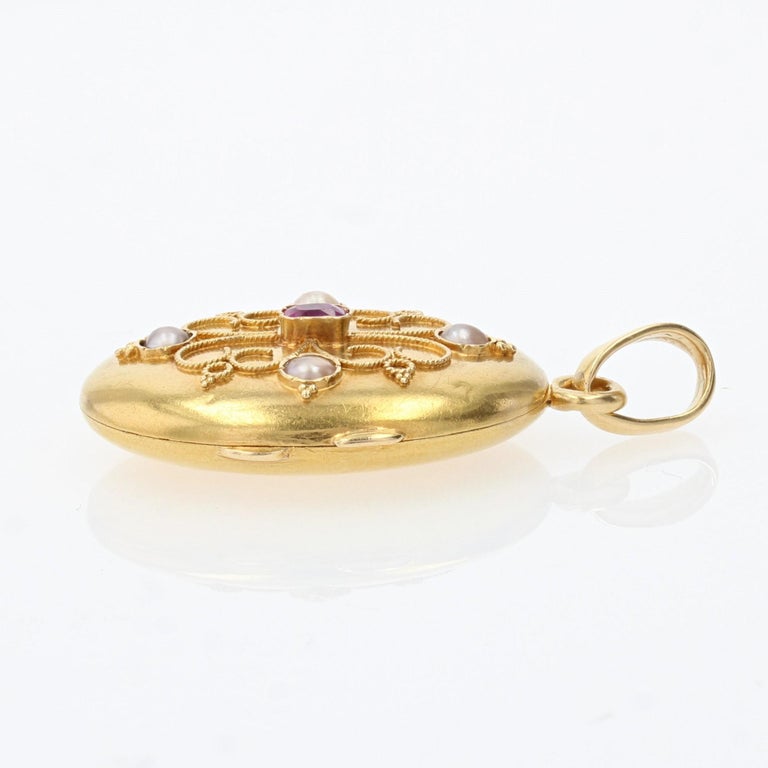 Médaillon français du 20e siècle en or jaune 18 carats avec perle de ...