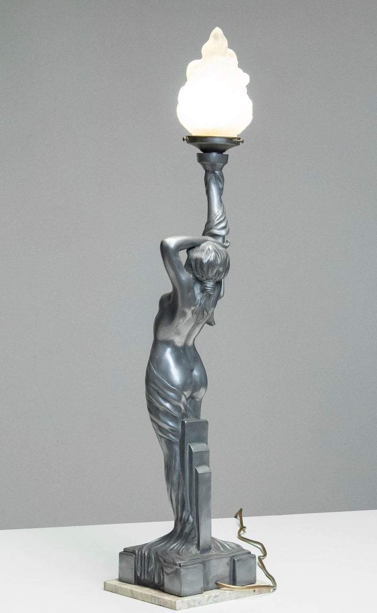 Französische Art Deco Biba-Frauen-Tischlampe aus Zinn auf Marmorsockel ...