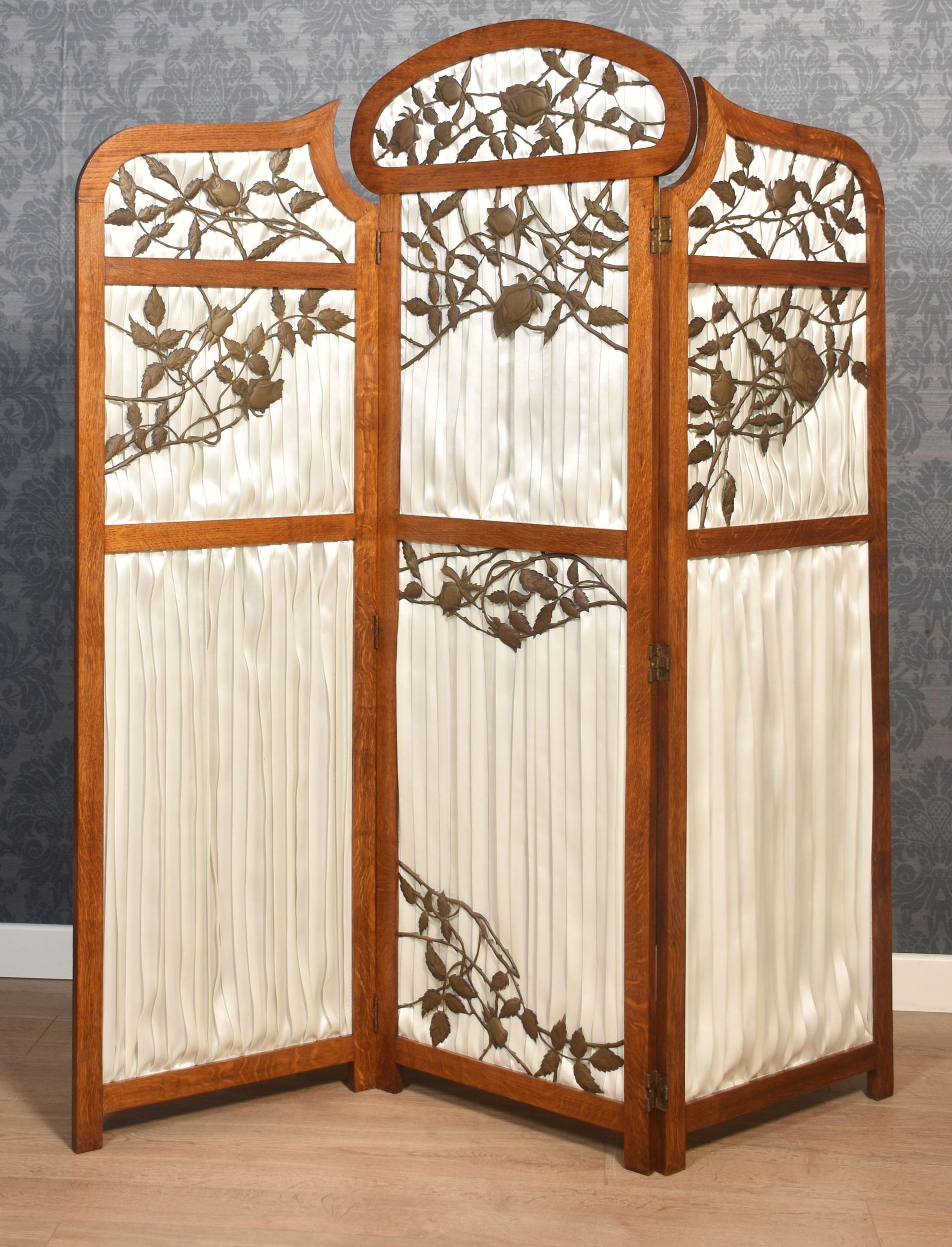 French Art Nouveau oak three panneled screen For Sale at 1stDibs
