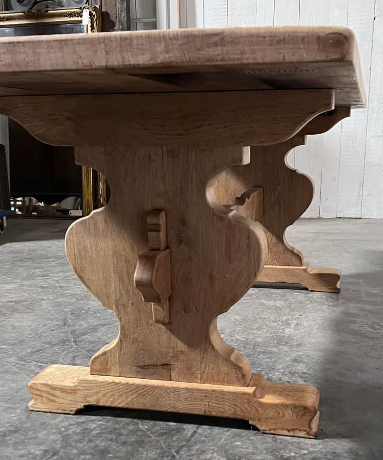 Table de salle à manger fermière en chêne blanchi français En vente sur ...